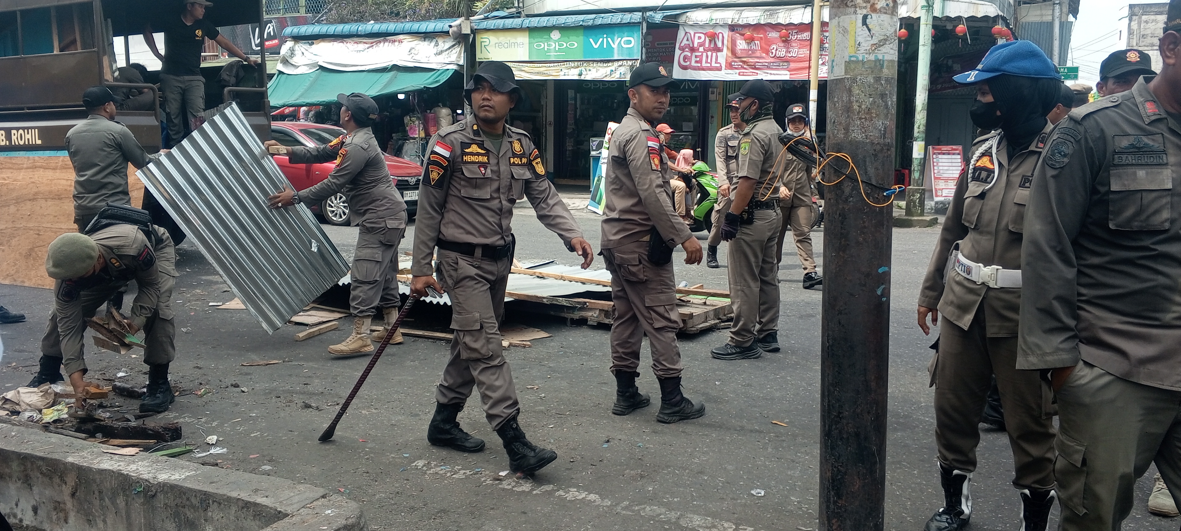 Satpol PP Rohil Bongkar Kios di Persimpangan Jalan Bagansiapiapi